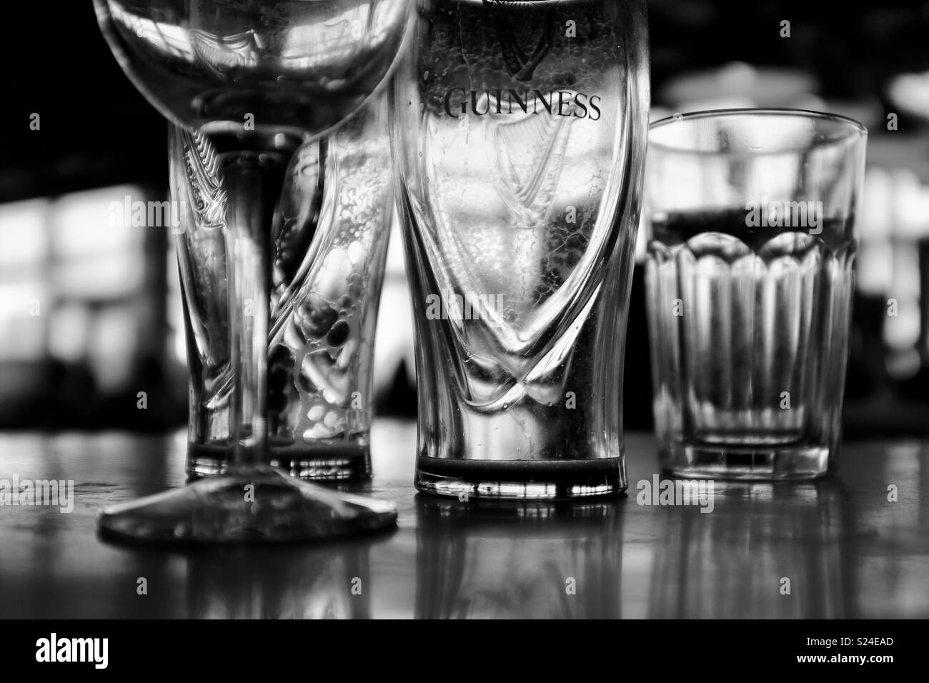 Empty guinness glasses hi-res stock photography and images - Alamy