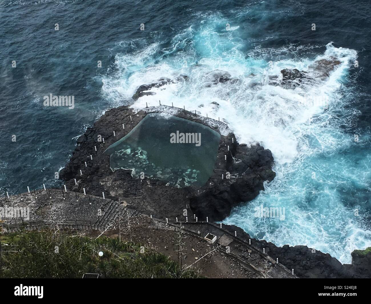 Rock pool and waves hi-res stock photography and images - Alamy