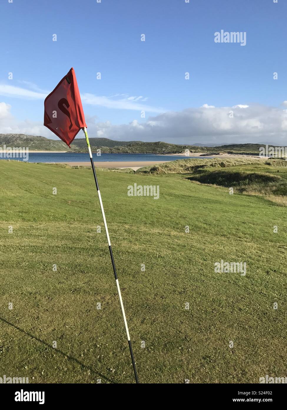 Golf fairway flag hi-res stock photography and images - Alamy