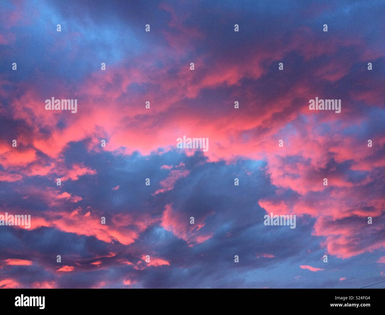 Red clouds sky hi-res stock photography and images - Alamy