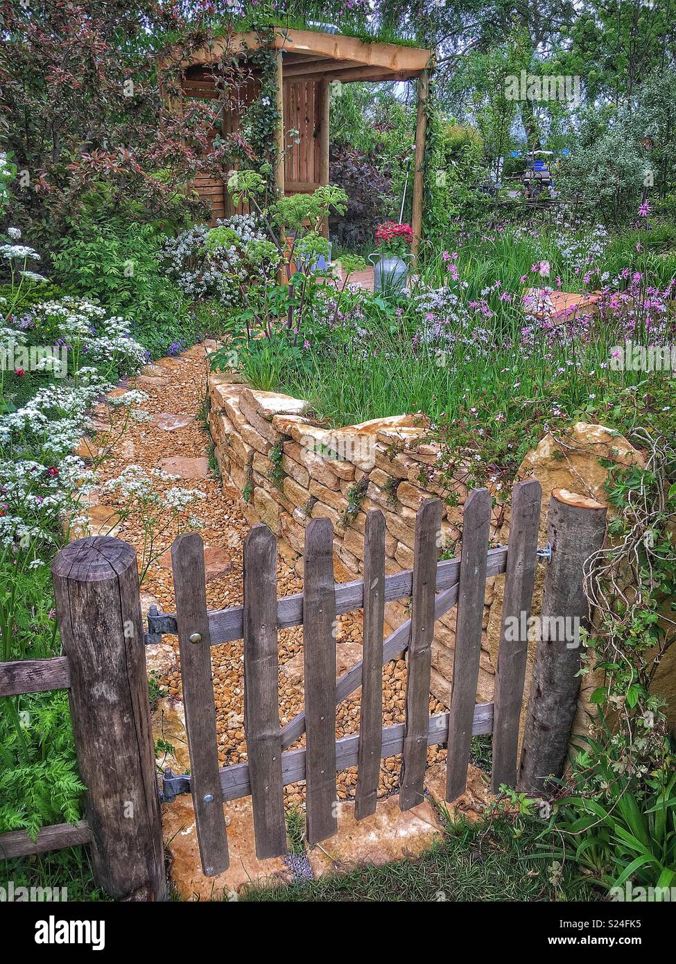 Rustic garden gate hi-res stock photography and images - Alamy
