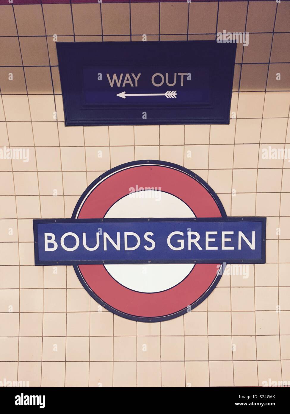 Underground signs hi-res stock photography and images - Alamy