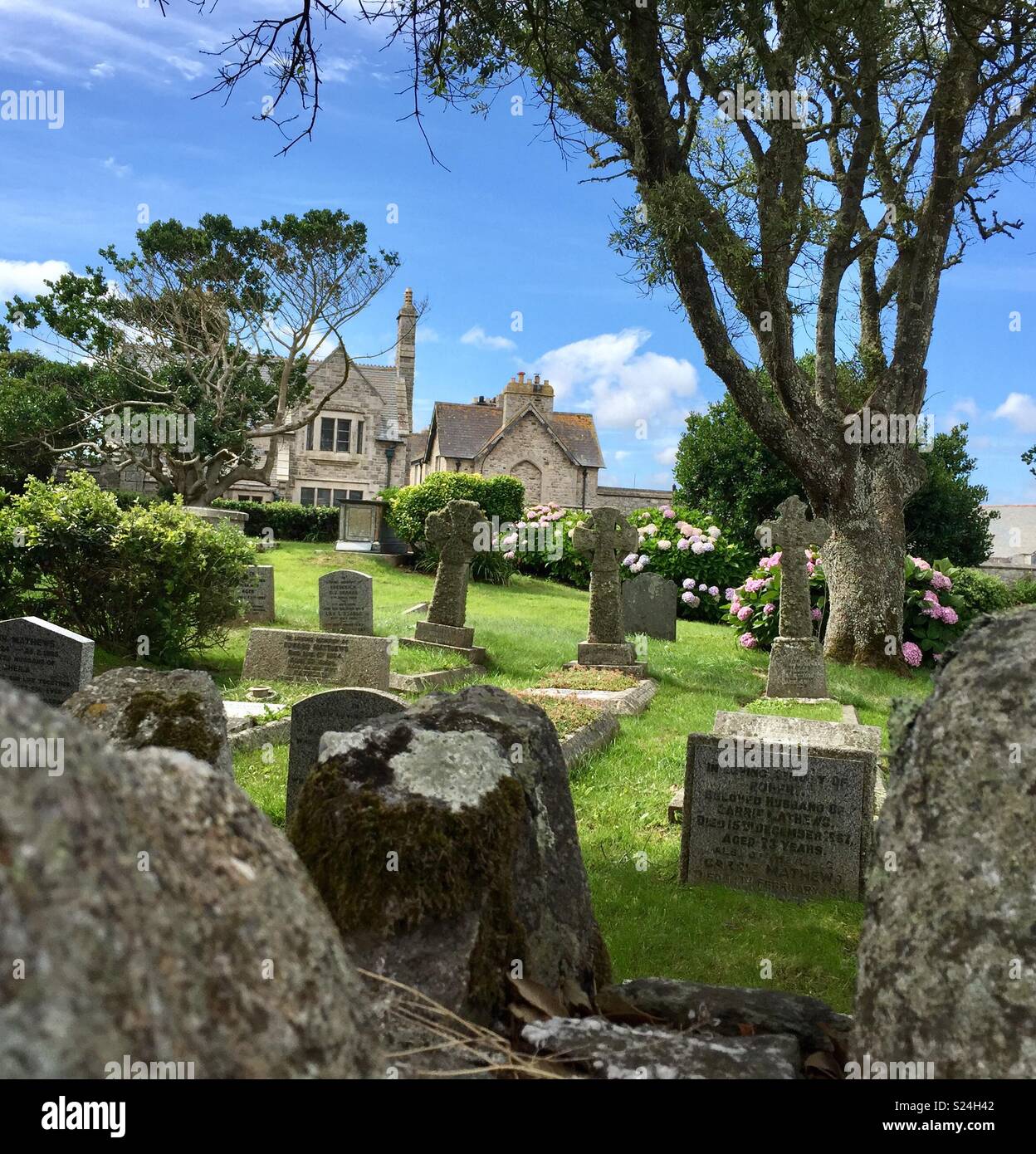 Sunny cemetery day hi-res stock photography and images - Alamy