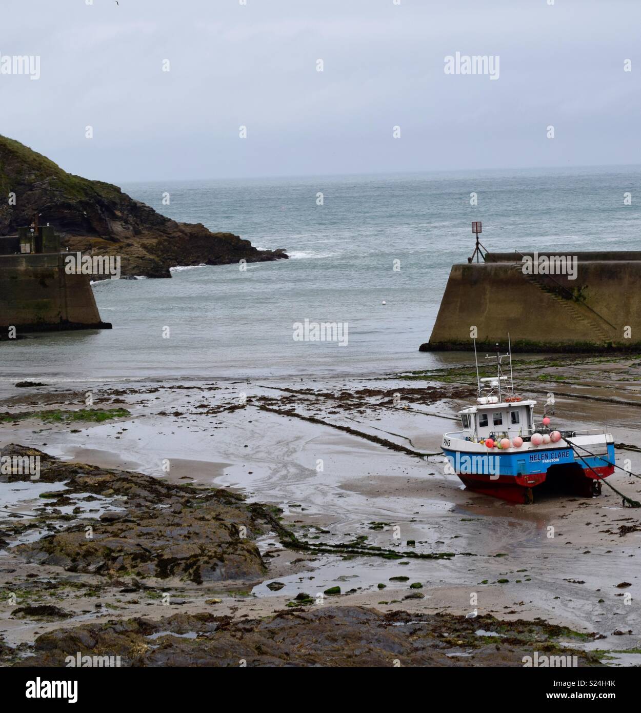 Port isaac harbour wall hi-res stock photography and images - Alamy