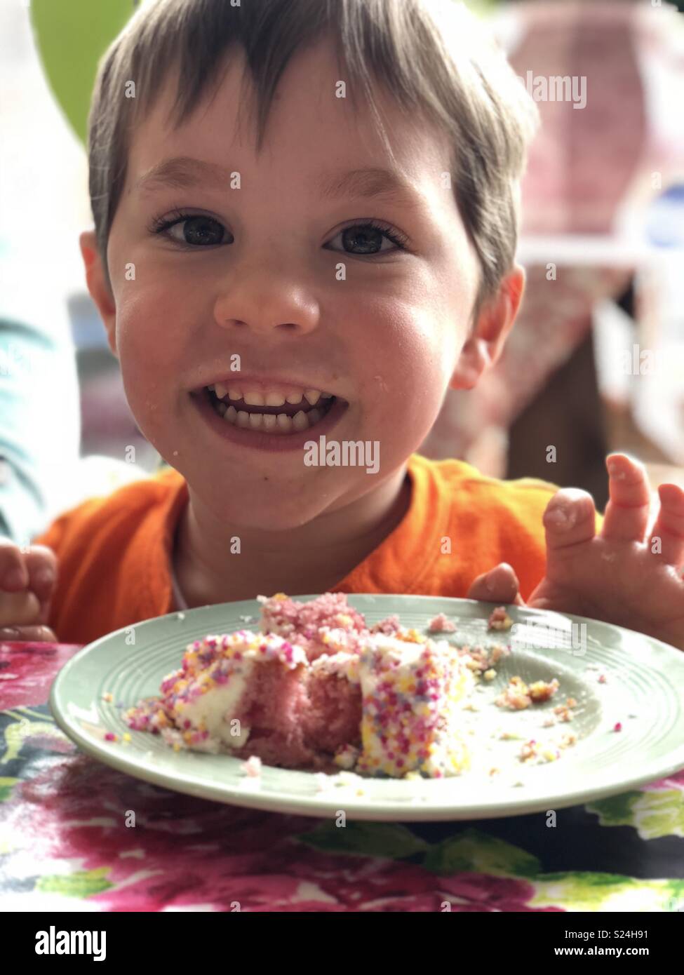 Toddler cake hi-res stock photography and images - Alamy