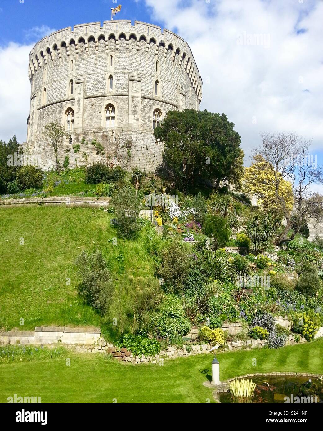 Windsor castle grounds hi-res stock photography and images - Alamy