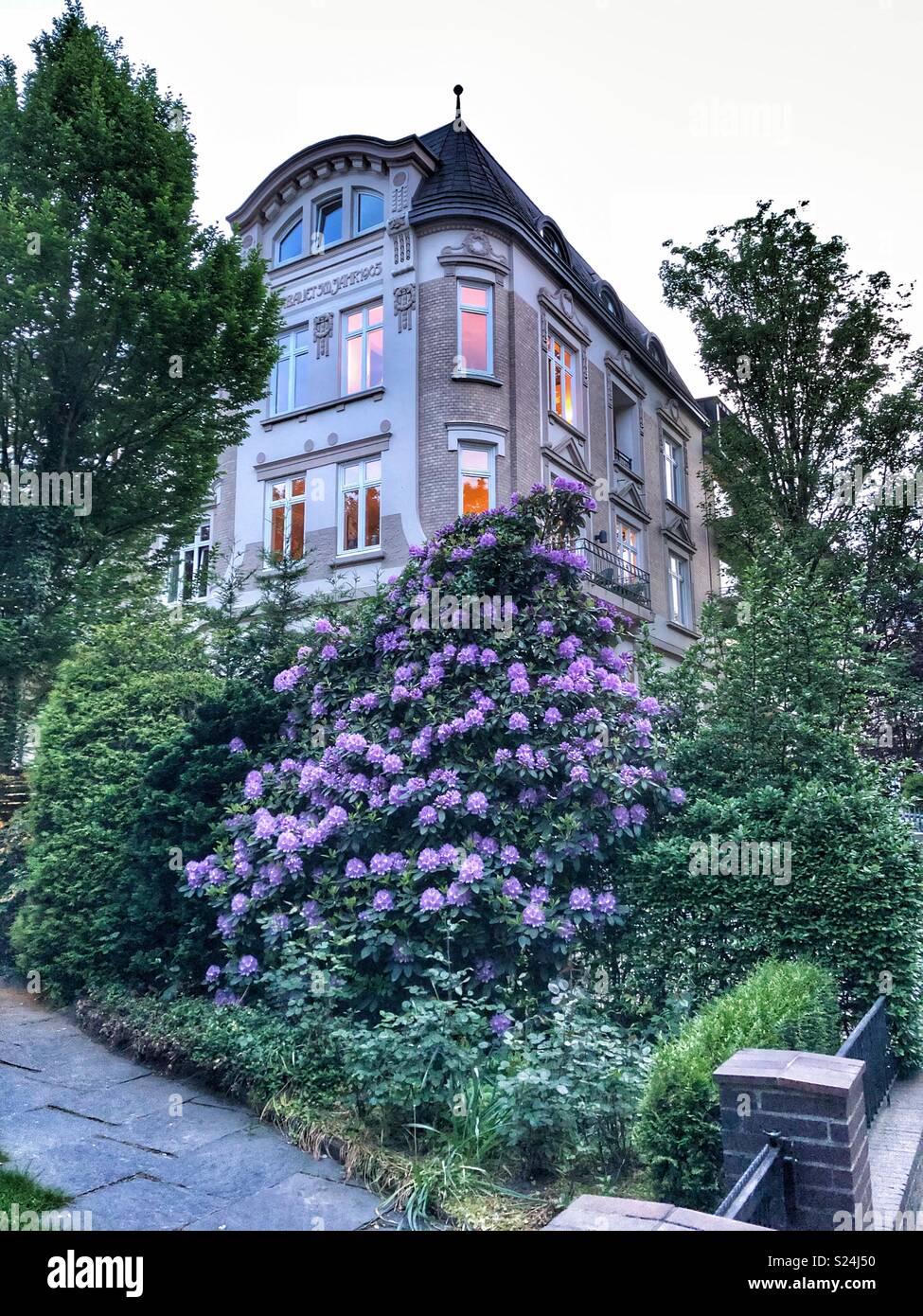 Beautiful neighbourhood hi-res stock photography and images - Alamy