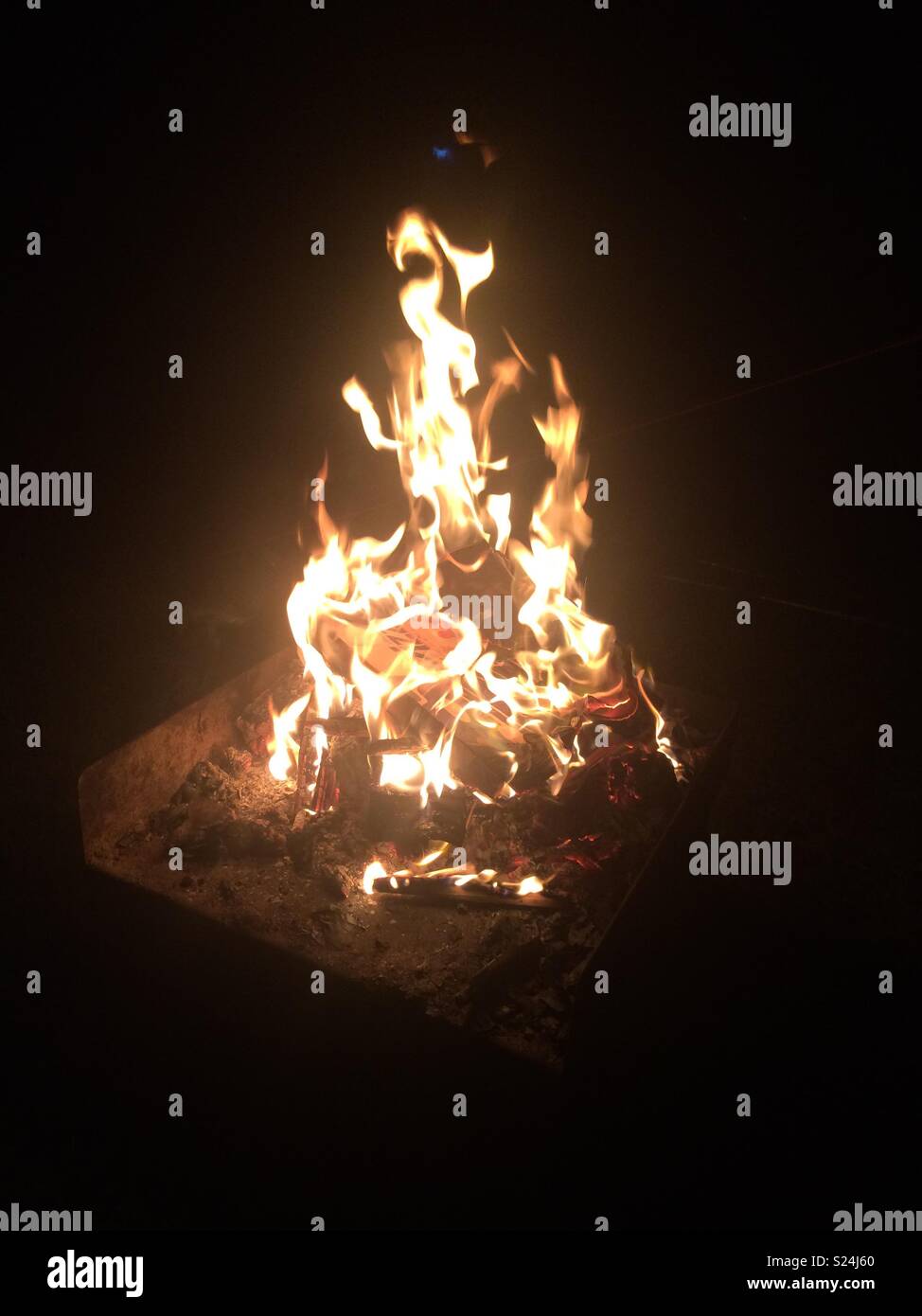 Camp fire log hi-res stock photography and images - Alamy