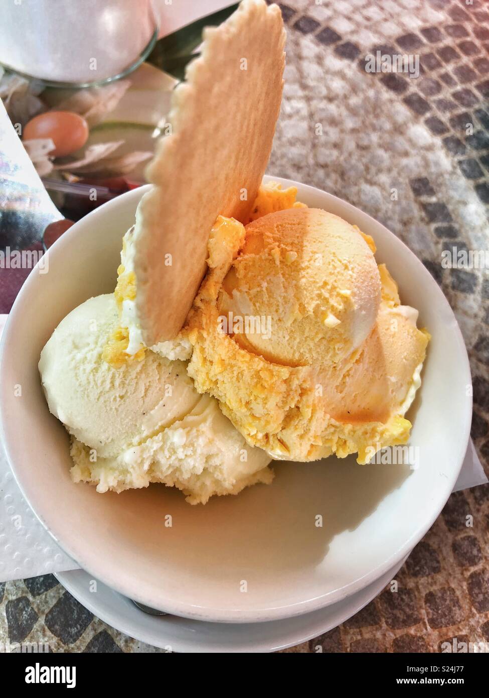 Vanilla scoops ice cream hi-res stock photography and images - Alamy