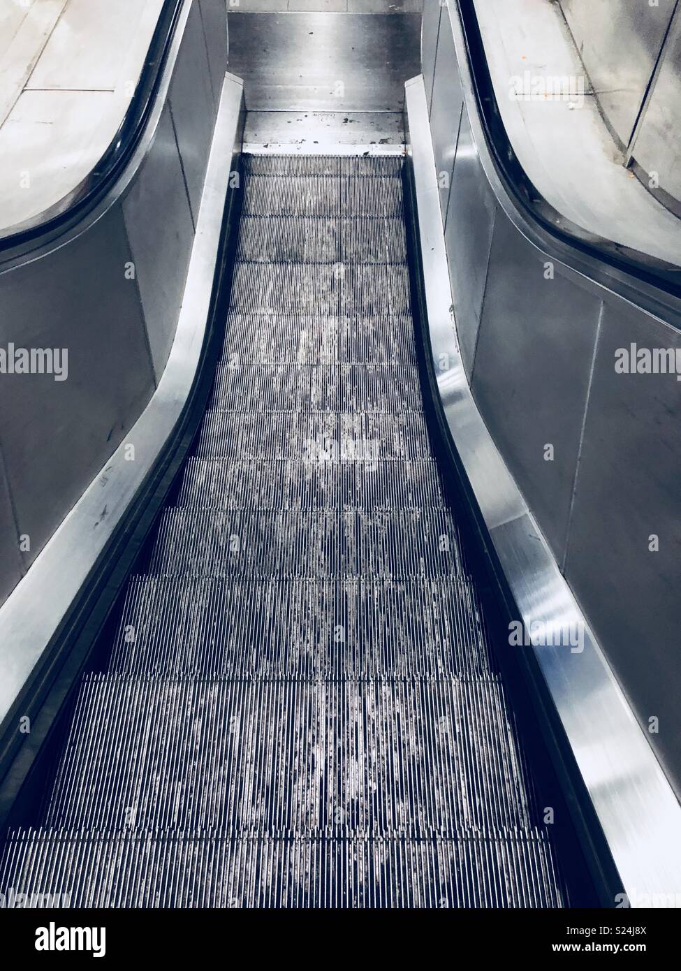 Metal escalator steps hi-res stock photography and images - Alamy