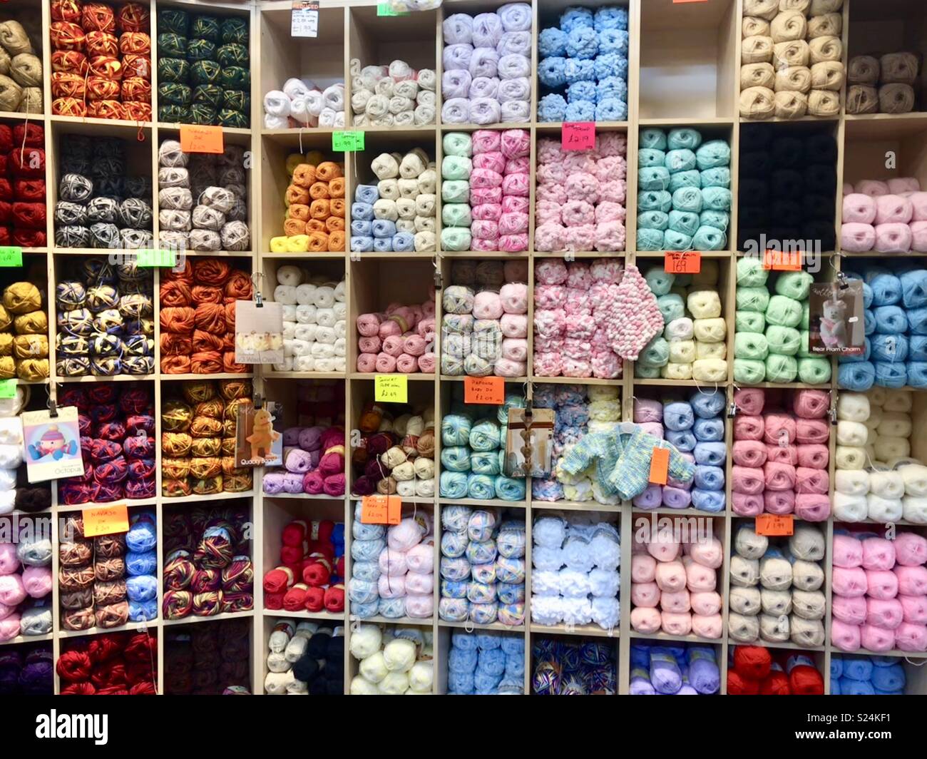 Knitting colours hi-res stock photography and images - Alamy