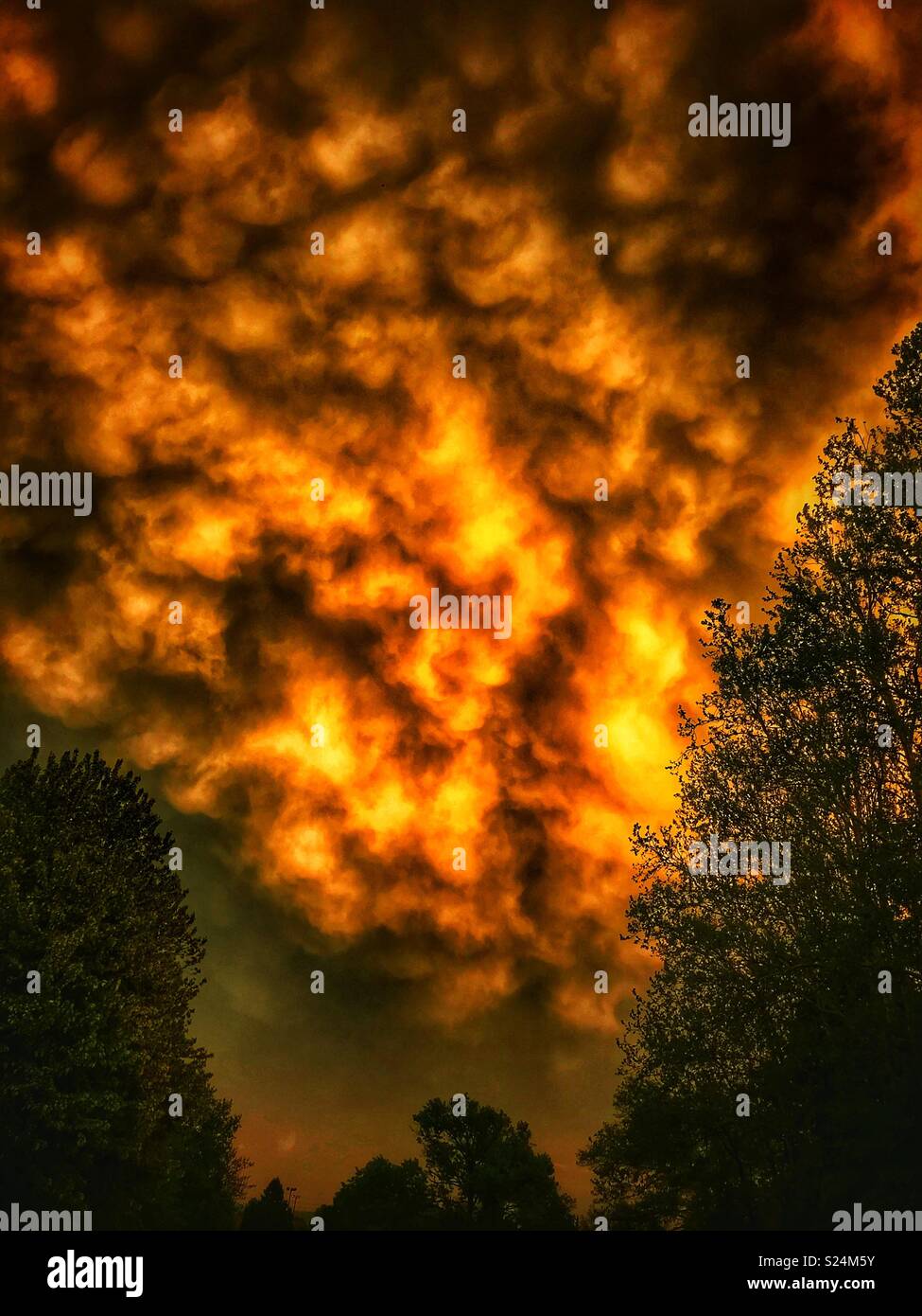 Sky ablaze with color hi-res stock photography and images - Alamy