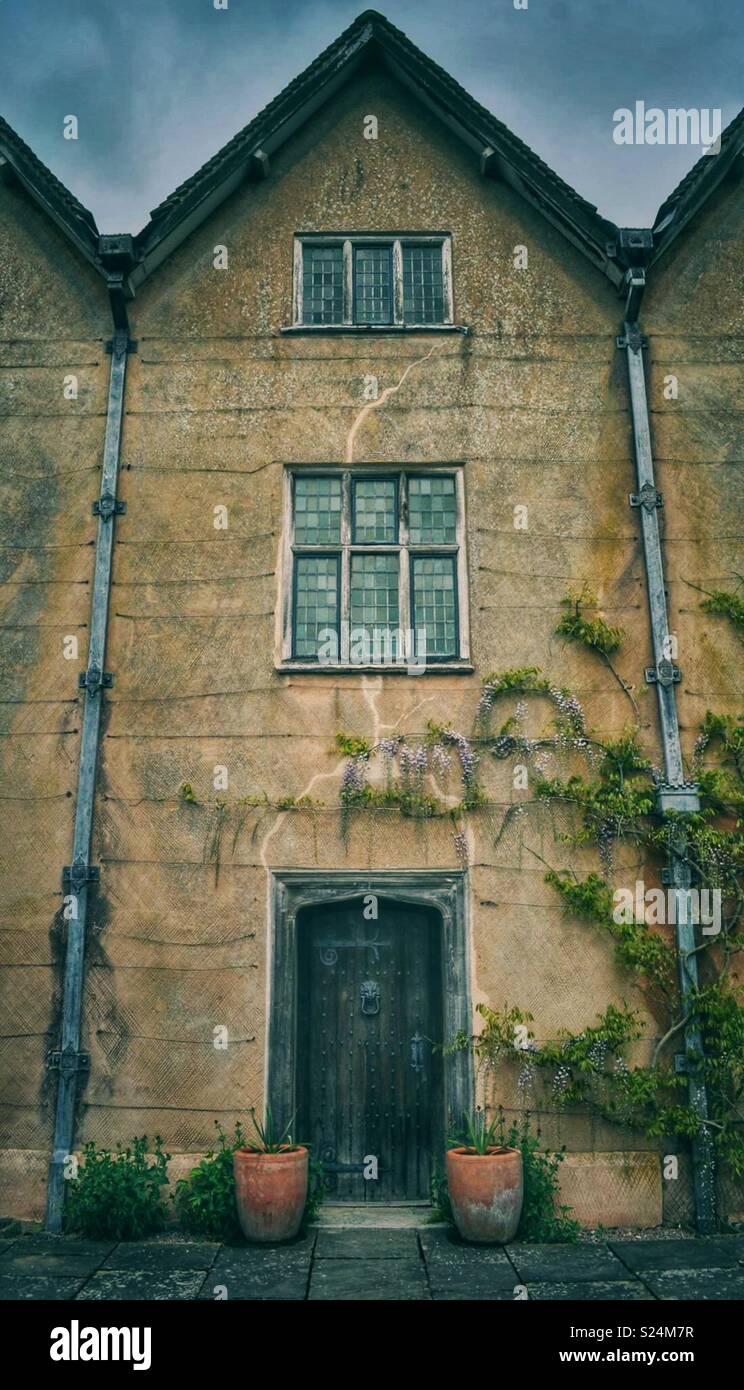 Tudor door hi-res stock photography and images - Alamy