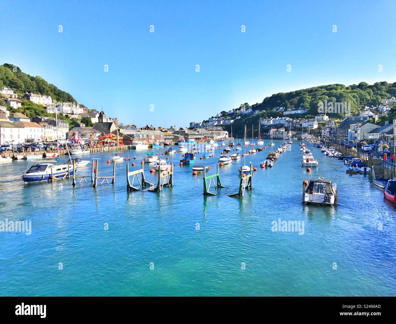 Fishing boats looe harbour cornwall hi-res stock photography and images ...