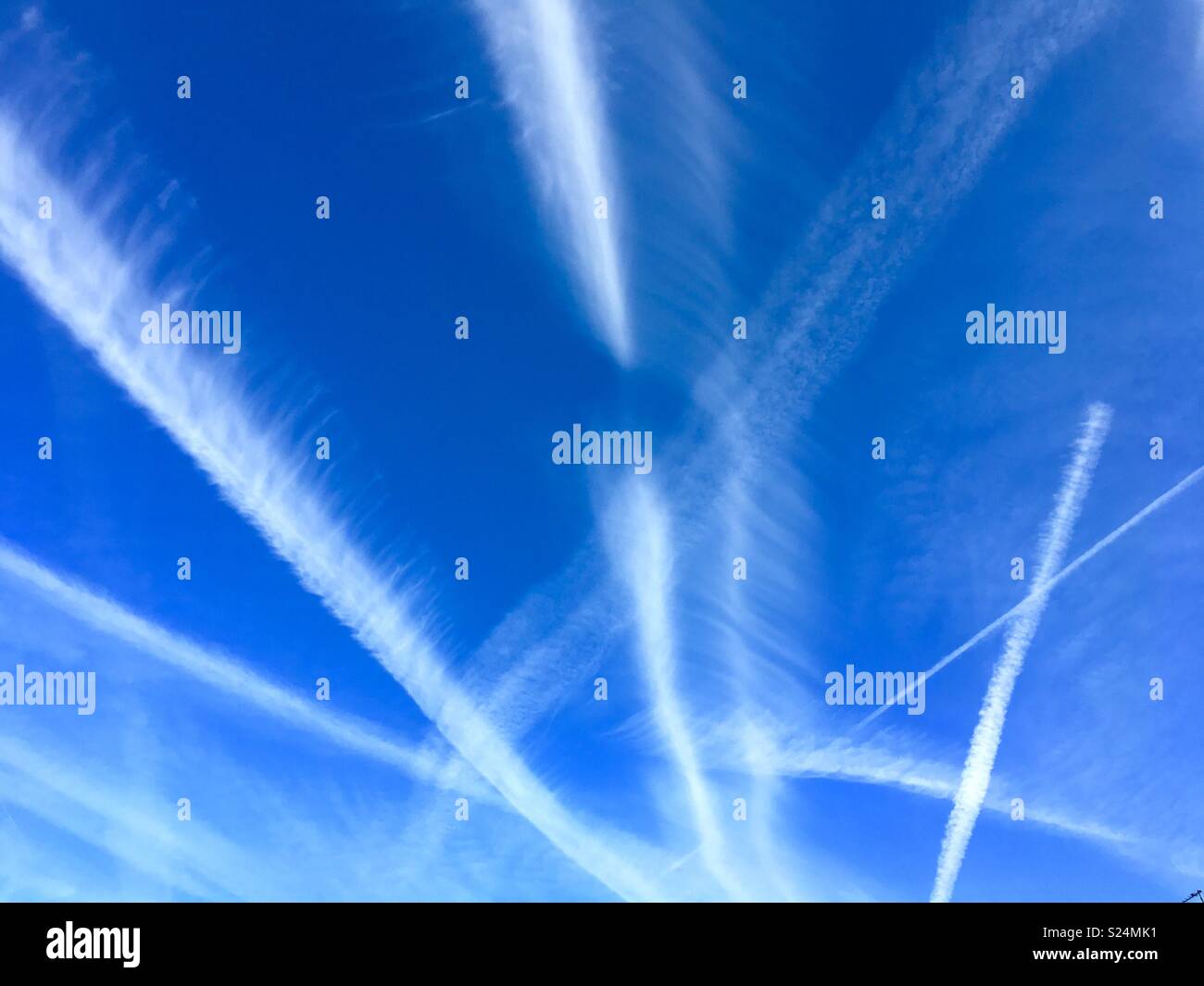 Airplane sky trails hi-res stock photography and images - Alamy
