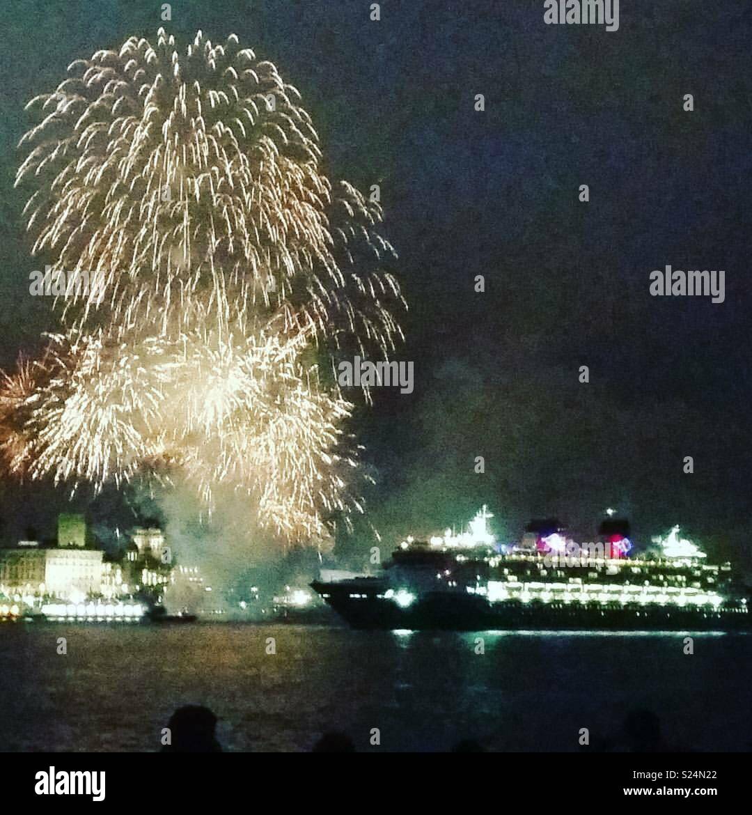 cruise ship saying goodbye Stock Photo - Alamy