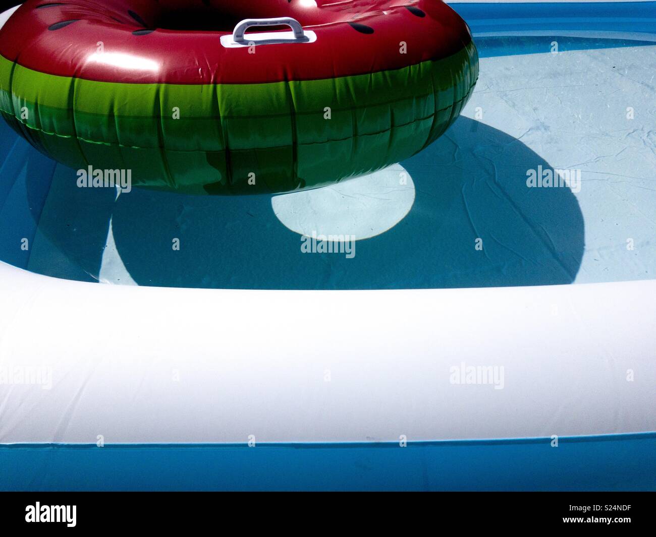 Inflatable paddling pool hi-res stock photography and images - Alamy