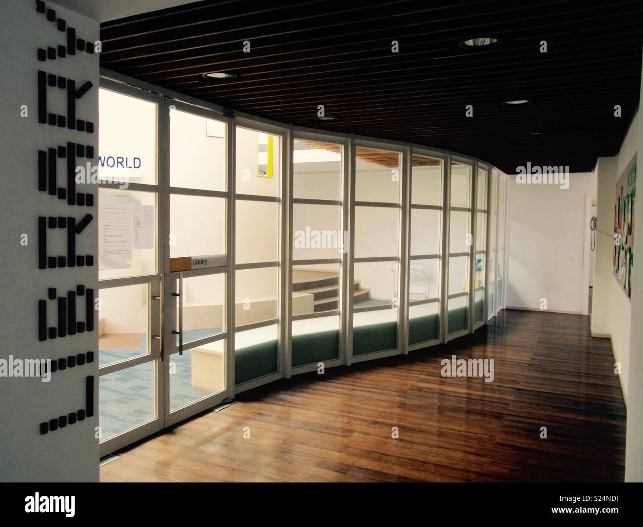 Modern library hi-res stock photography and images - Alamy