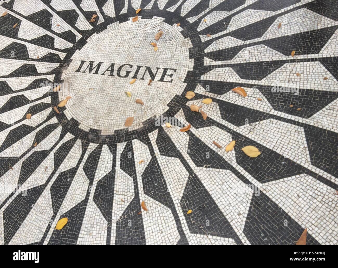 Imagine john lennon hi-res stock photography and images - Alamy