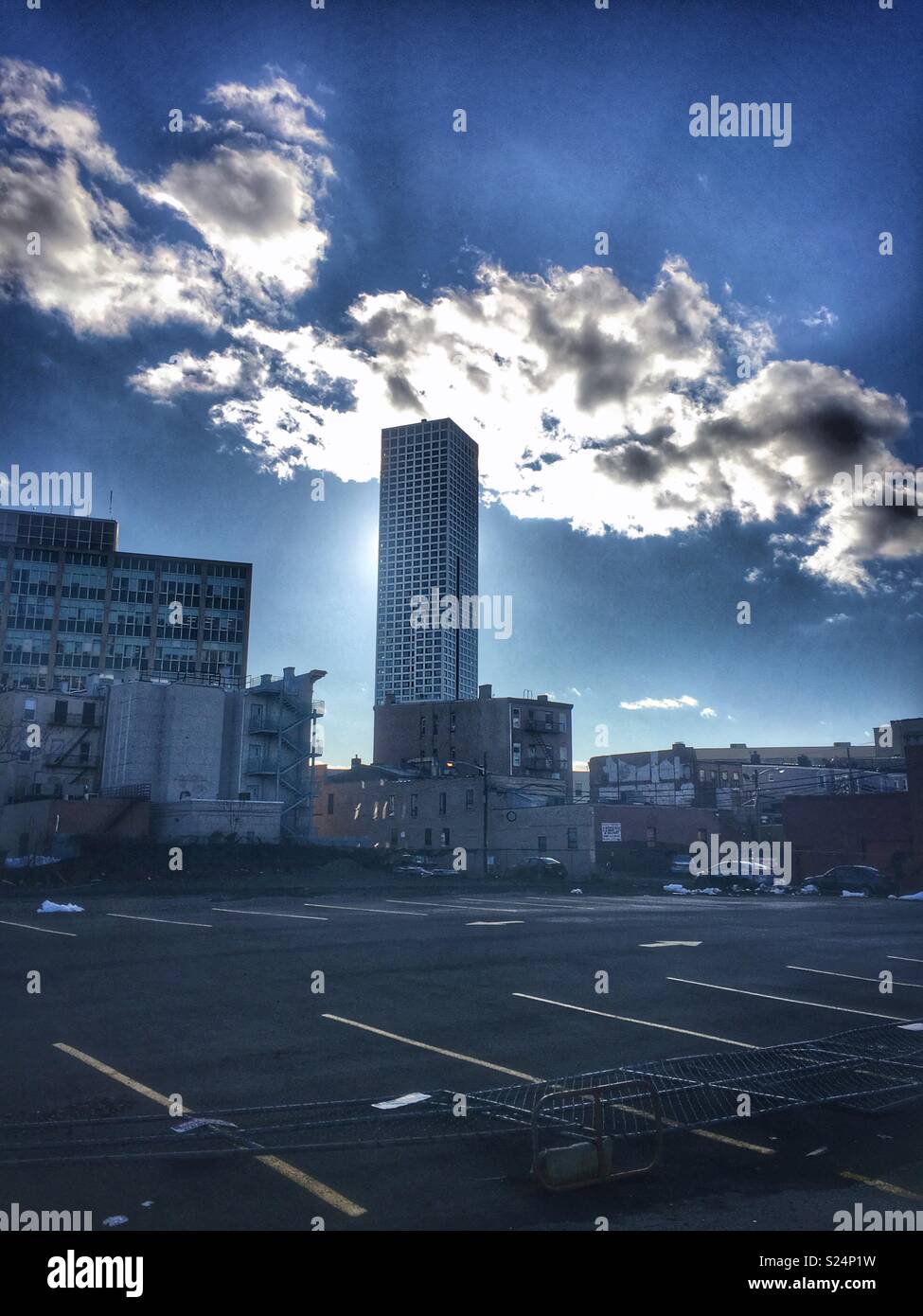 Sun behind building hi-res stock photography and images - Alamy