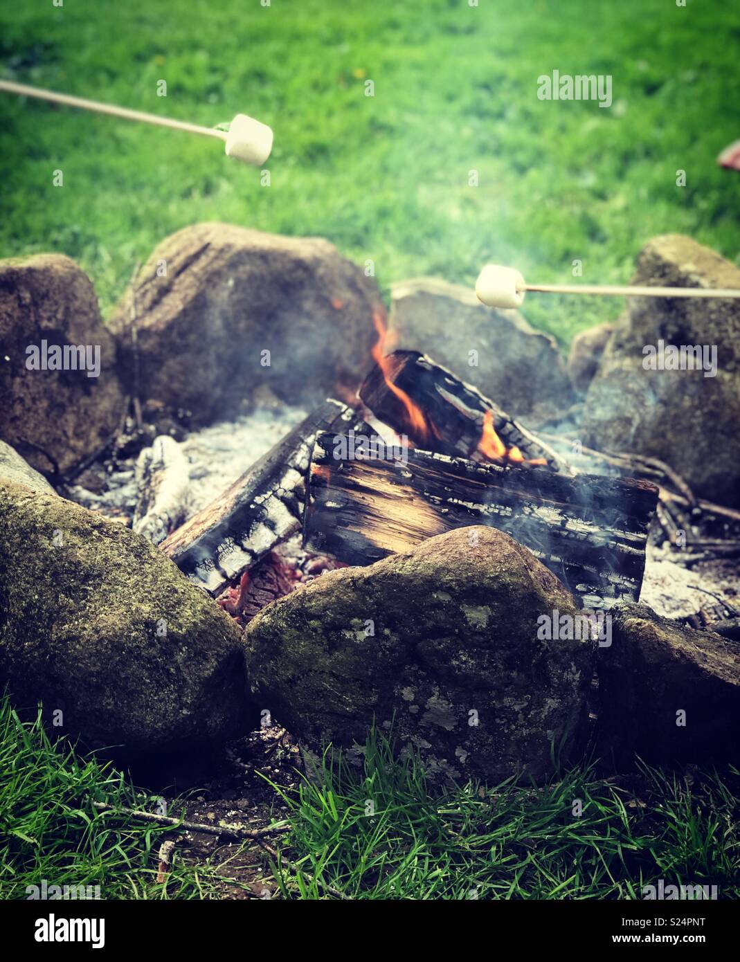 Smores campfire hi-res stock photography and images - Alamy