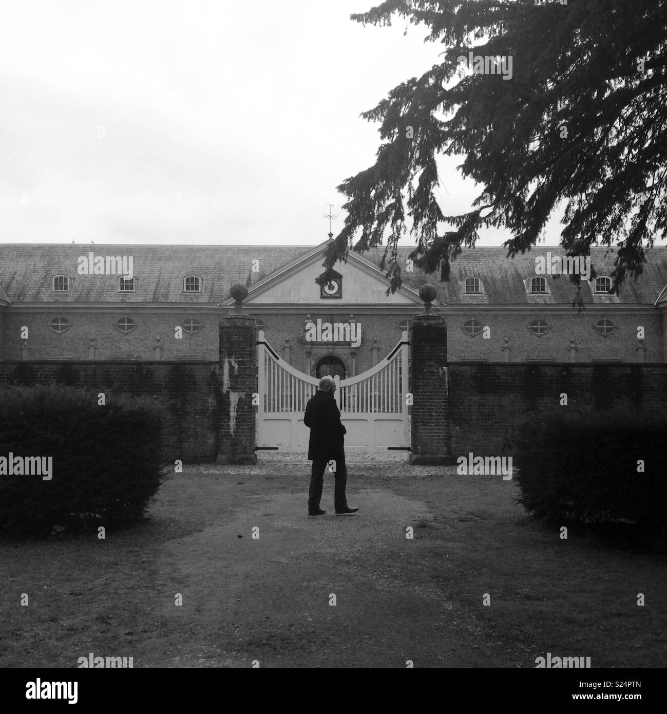 Man standing in front of gate hi-res stock photography and images - Alamy