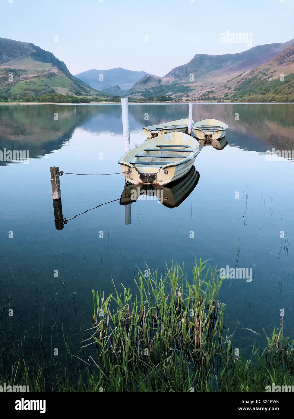 Snowdonia reflections hi-res stock photography and images - Alamy