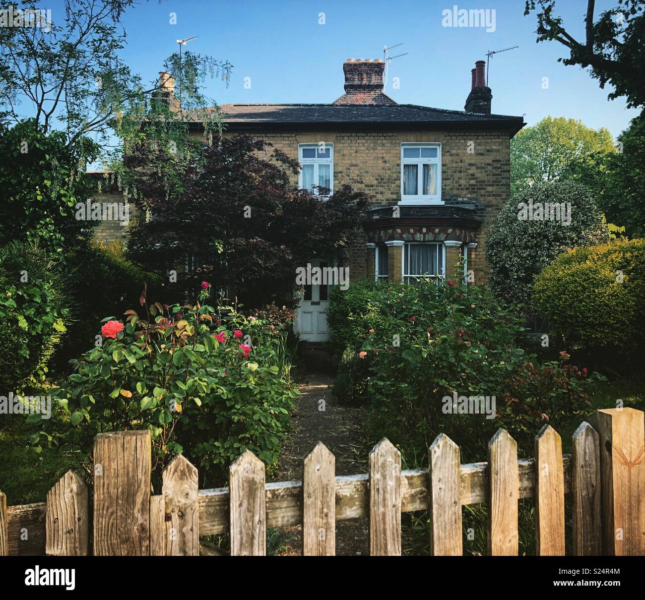 London cottage hi-res stock photography and images - Alamy