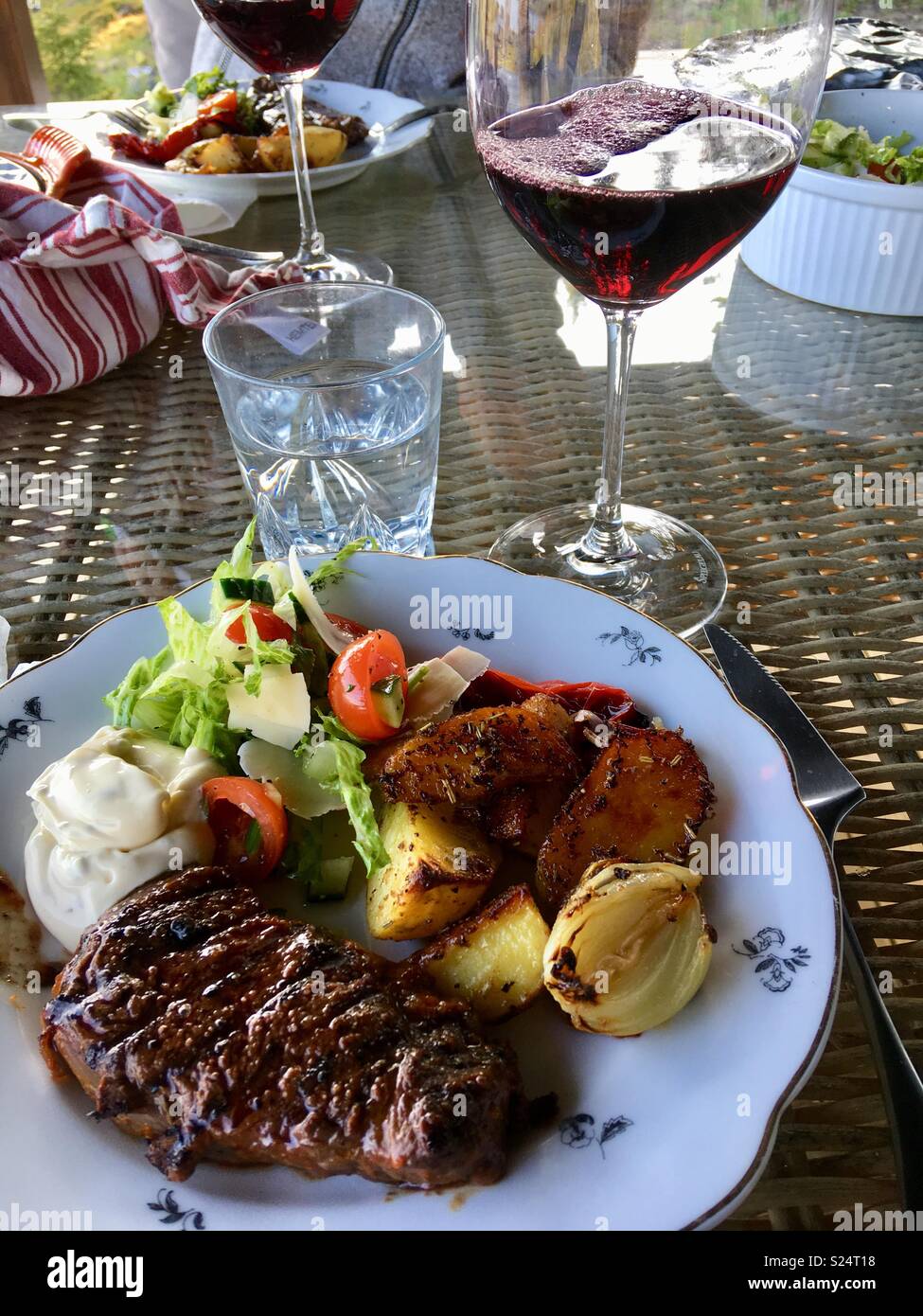 Grillat kött en sommar middag Stock Photo - Alamy