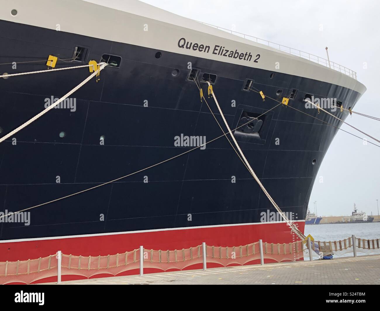 Qe2 ship hi-res stock photography and images - Alamy