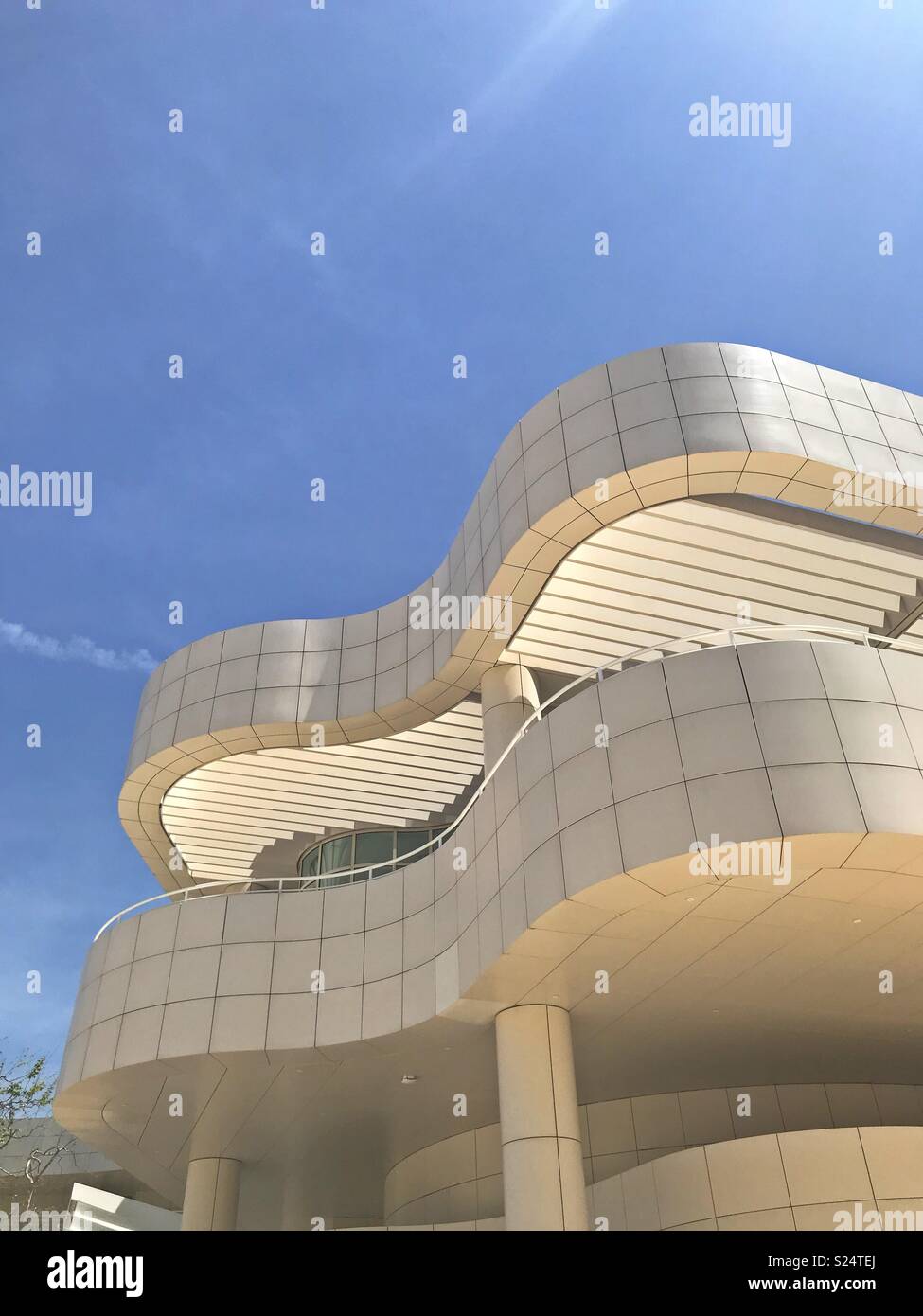 Curvy building hi-res stock photography and images - Alamy