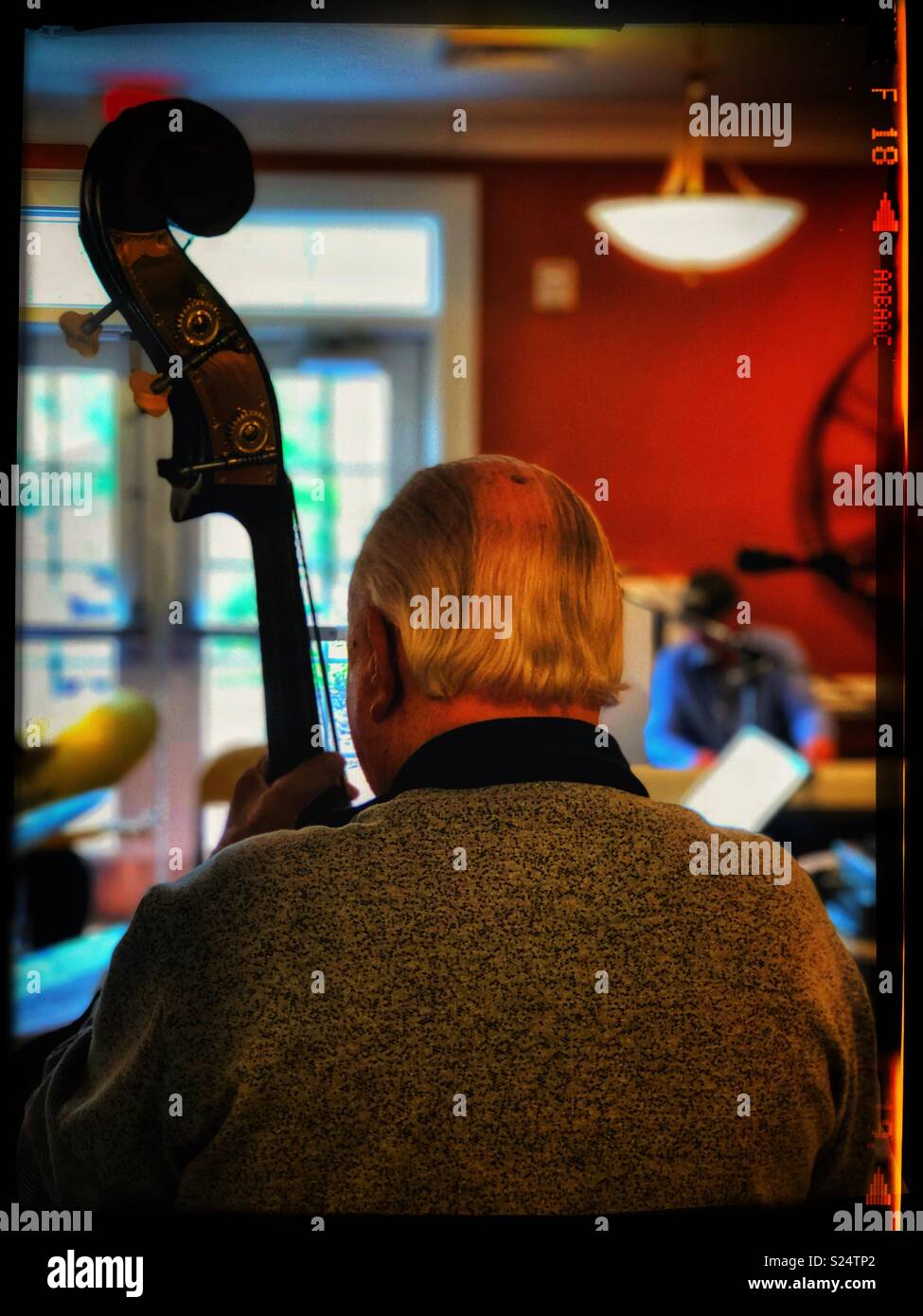 Old man playing fiddle hi-res stock photography and images - Alamy