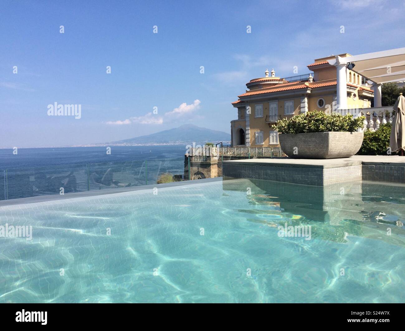 Infinity pool italy hi-res stock photography and images - Alamy