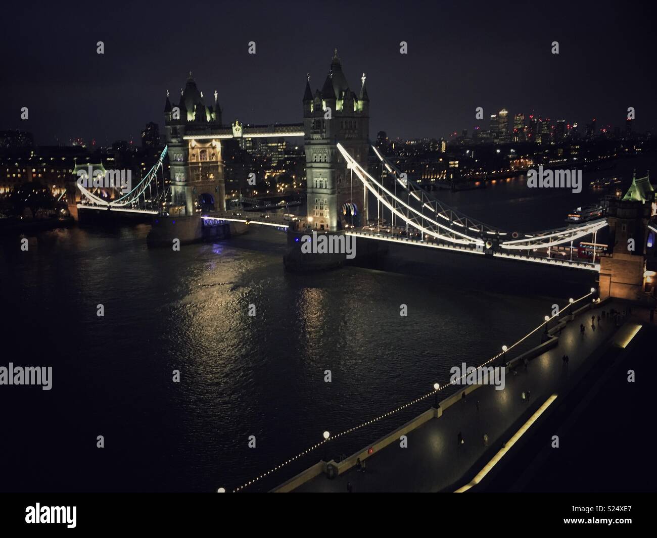Night bridge view hi-res stock photography and images - Alamy