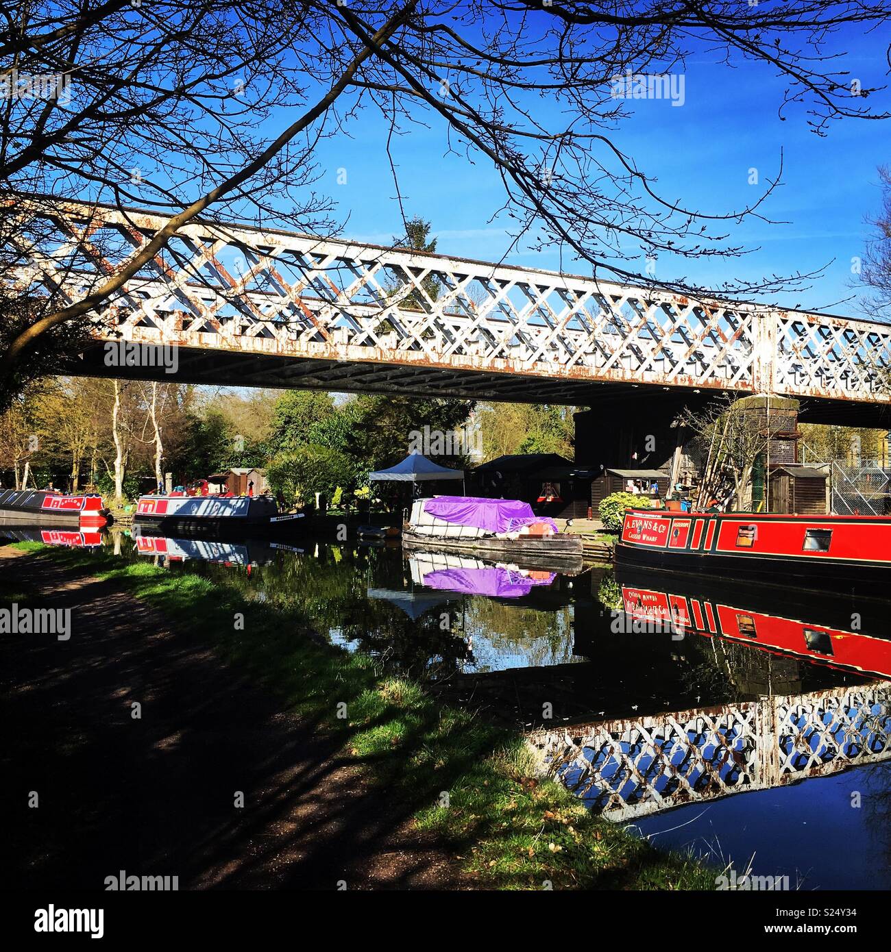 Grand union canal cassiobury park hi-res stock photography and images ...