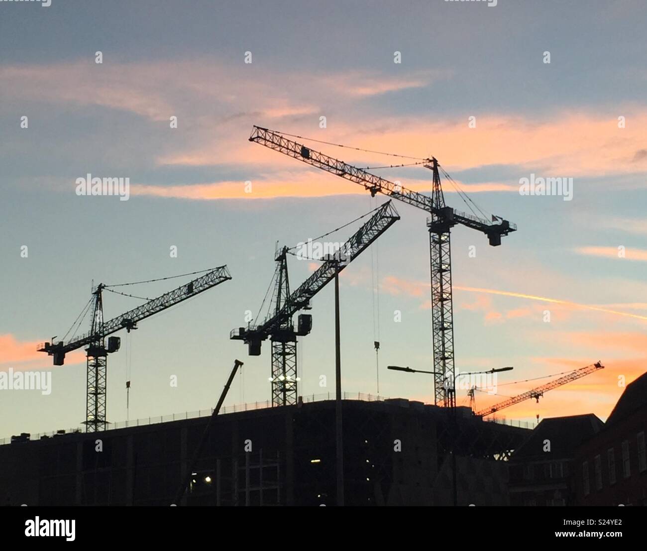 Static cranes hi-res stock photography and images - Alamy