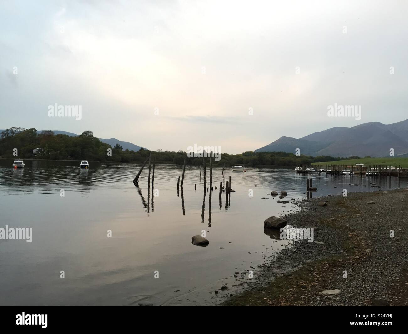 Lakeside view hi-res stock photography and images - Alamy