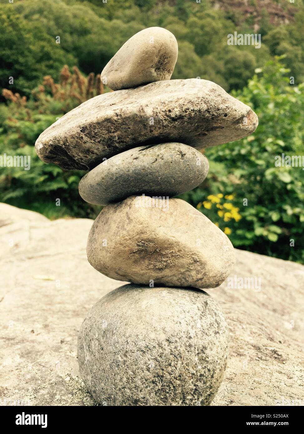 Balancing rocks hi-res stock photography and images - Alamy
