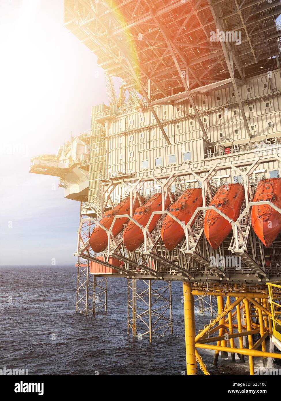 Platform north sea hi-res stock photography and images - Alamy