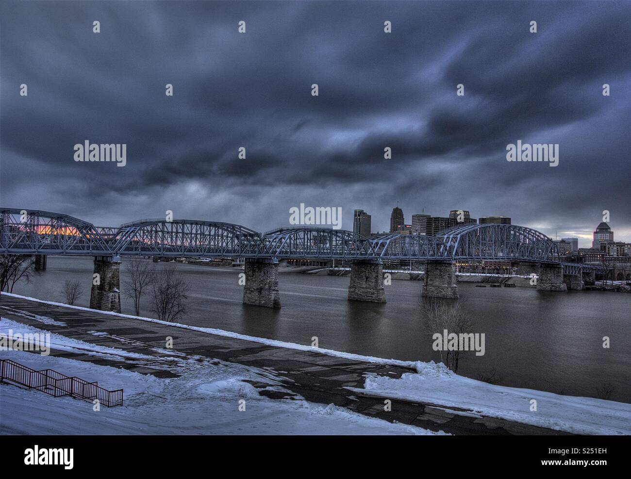 Purple people bridge hi-res stock photography and images - Alamy