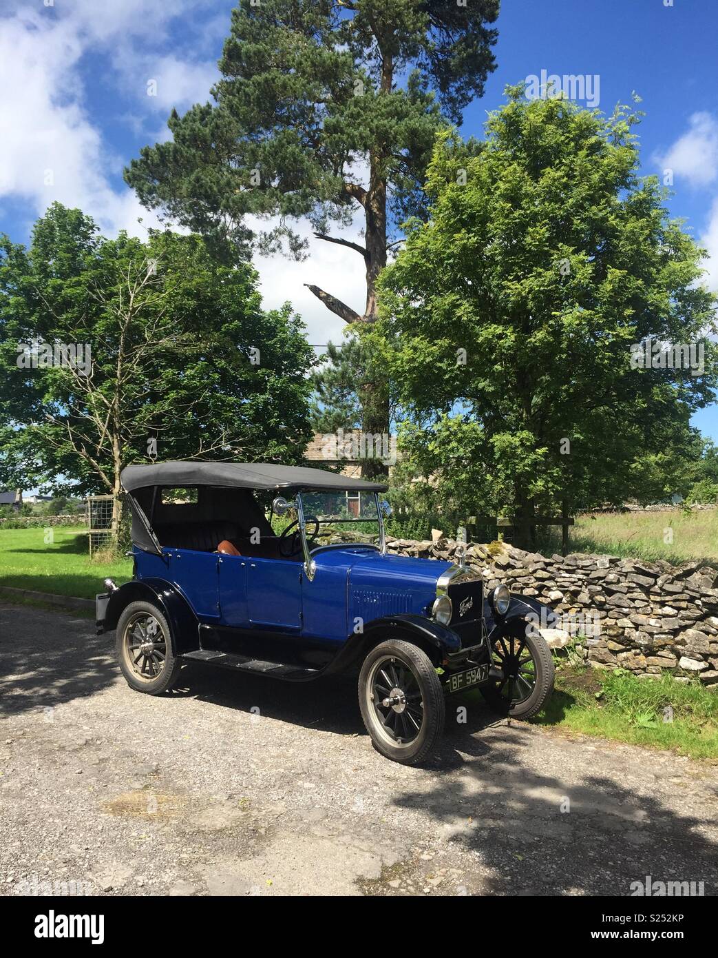 Car in english countryside hi-res stock photography and images - Alamy