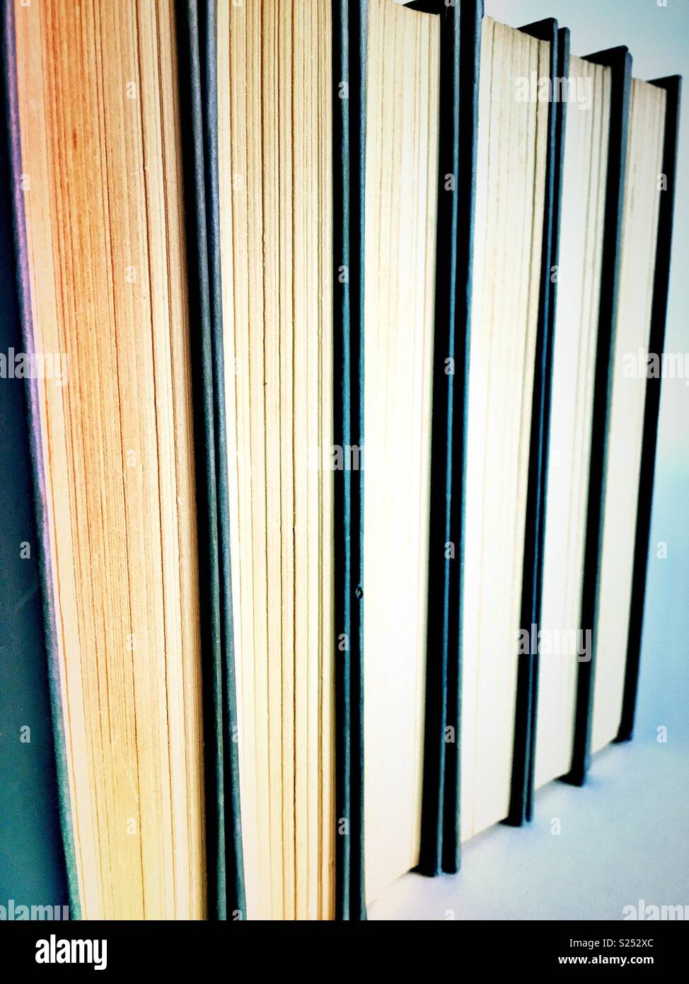 Vintage books in a row hi-res stock photography and images - Alamy