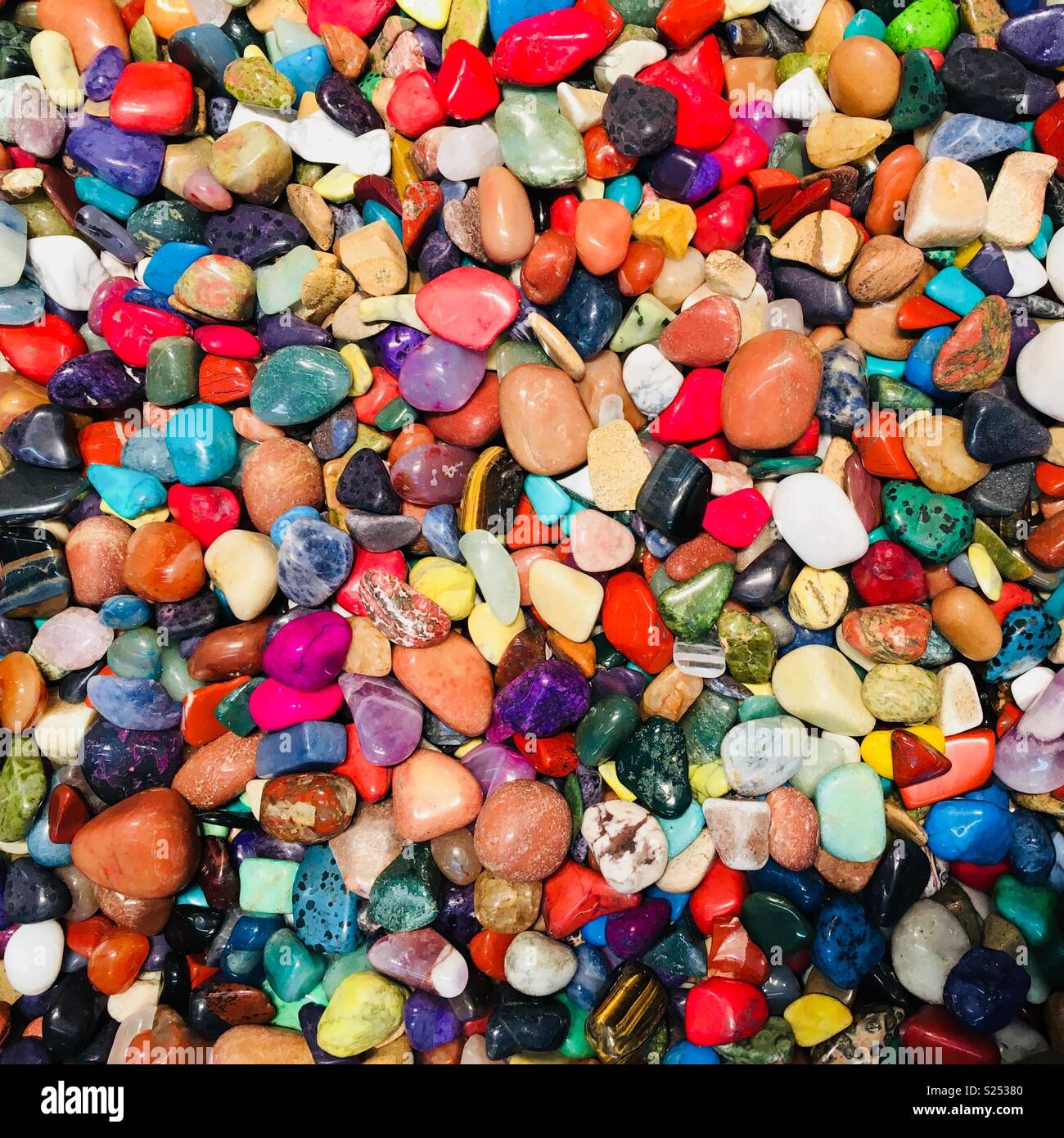 Coloured stones hi-res stock photography and images - Alamy