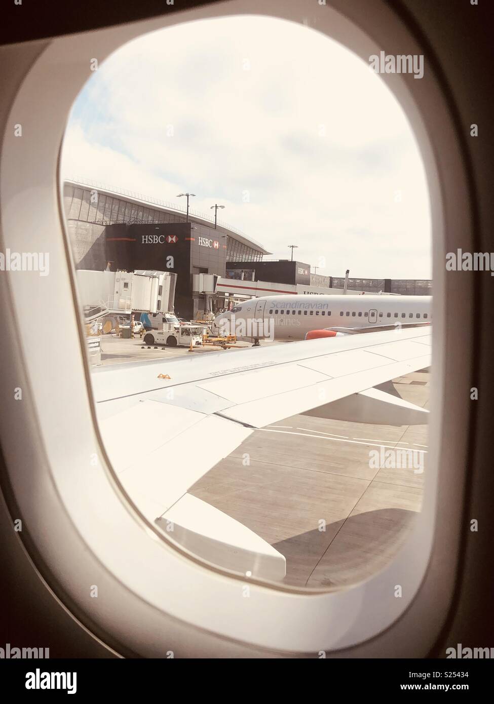Airport runway heathrow hi-res stock photography and images - Alamy