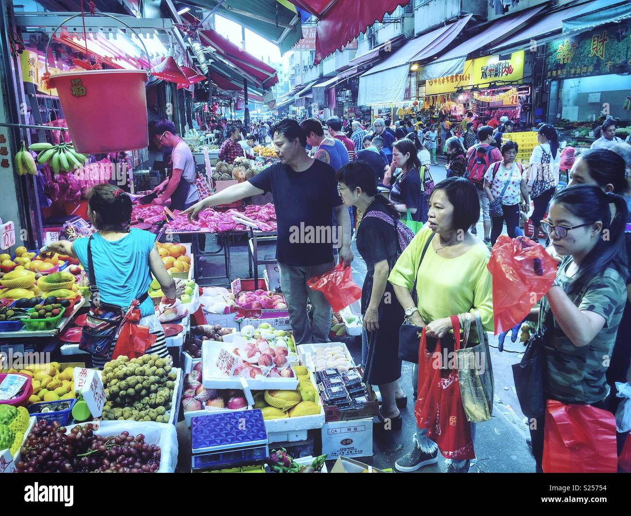 A food market in Yuen Long, New Territories, Hong Kong Stock Photo - Alamy