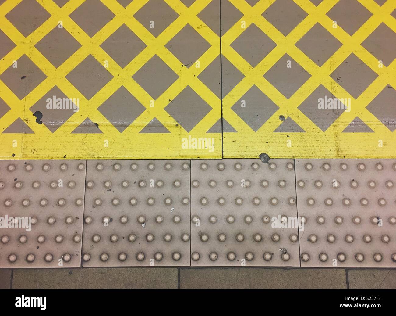 London underground pattern hi-res stock photography and images - Alamy