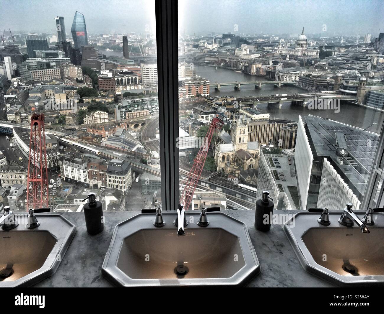 Aqua shard hi-res stock photography and images - Alamy