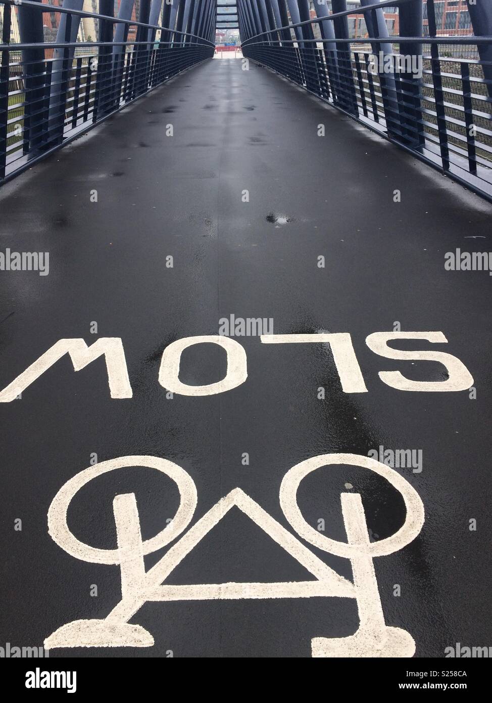 Wet bridge hi-res stock photography and images - Alamy