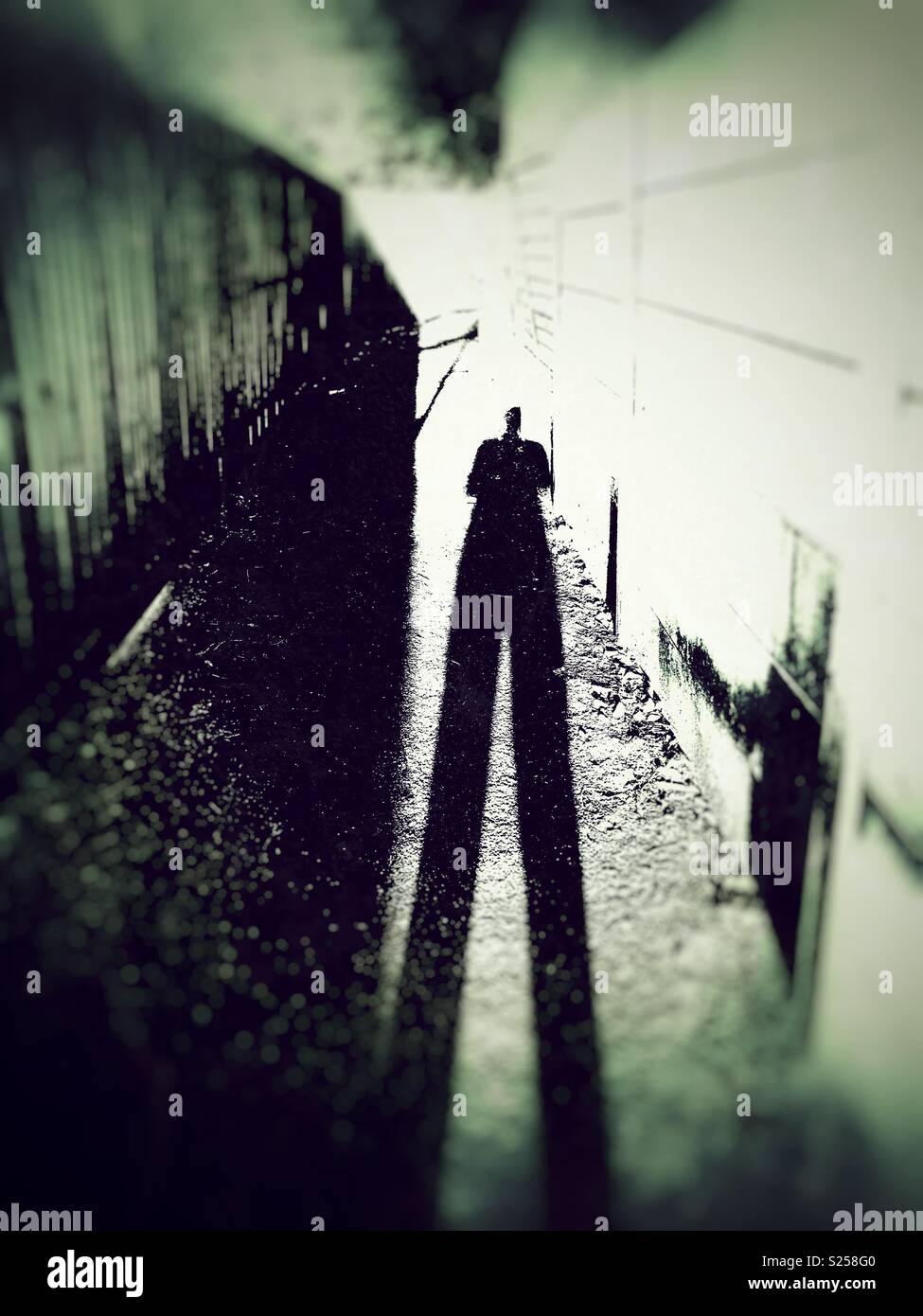 Creepy alleyway hi-res stock photography and images - Alamy