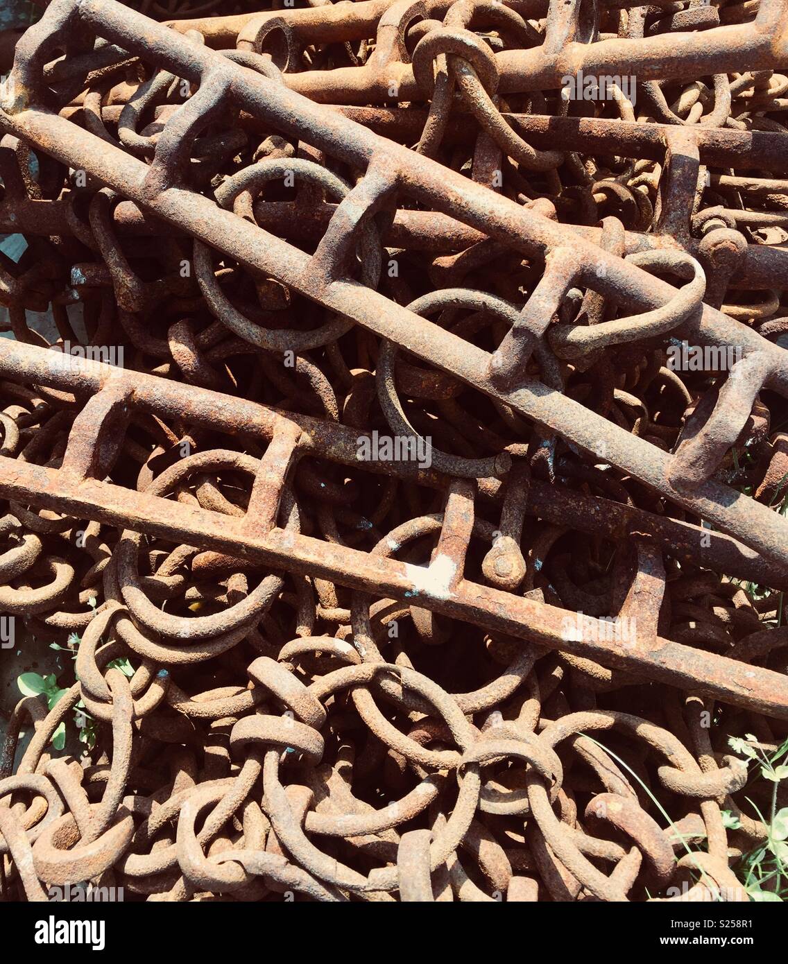 Rust chains hi-res stock photography and images - Alamy